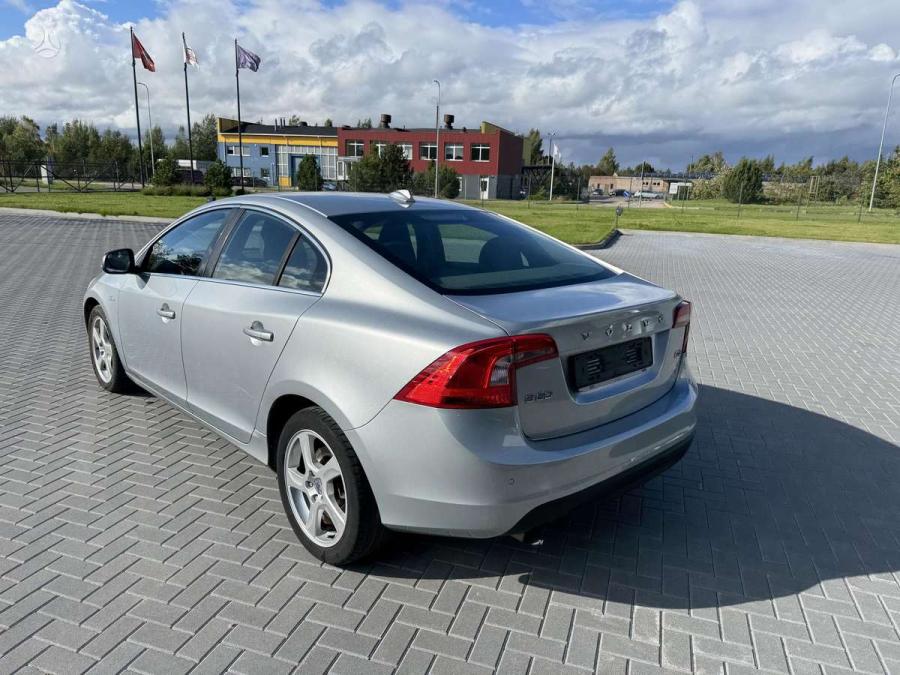Pelēks Volvo V60 2011 Telšiai, ar dzinēja tilpumu 2.00 L un nobraukumu 257 tūkst. km par 3999 €, foto 5 vietnē AUTOMOTO.COM.LV
