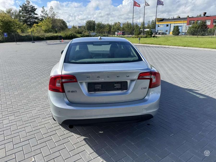 Pelēks Volvo V60 2011 Telšiai, ar dzinēja tilpumu 2.00 L un nobraukumu 257 tūkst. km par 3999 €, foto 6 vietnē AUTOMOTO.COM.LV