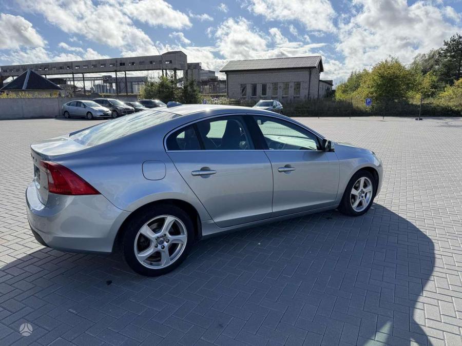 Pelēks Volvo V60 2011 Telšiai, ar dzinēja tilpumu 2.00 L un nobraukumu 257 tūkst. km par 3999 €, foto 8 vietnē AUTOMOTO.COM.LV