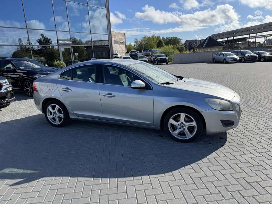 Pelēks Volvo V60 2011 Telšiai, ar dzinēja tilpumu 2.00 L un nobraukumu 257 tūkst. km par 3999 €, foto 9 vietnē AUTOMOTO.COM.LV