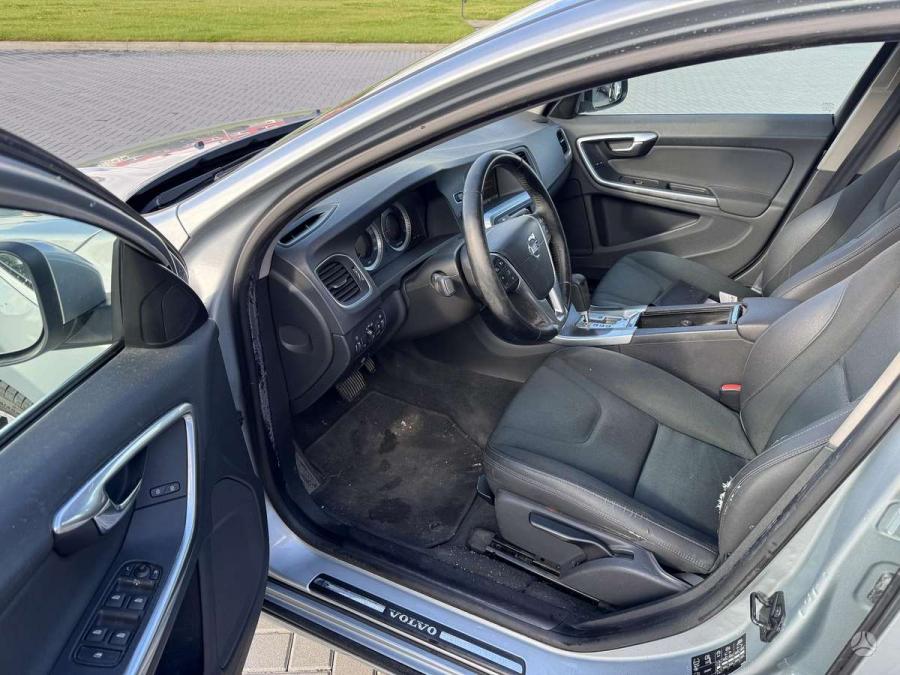 Pelēks Volvo V60 2011 Telšiai, ar dzinēja tilpumu 2.00 L un nobraukumu 257 tūkst. km par 3999 €, foto 13 vietnē AUTOMOTO.COM.LV