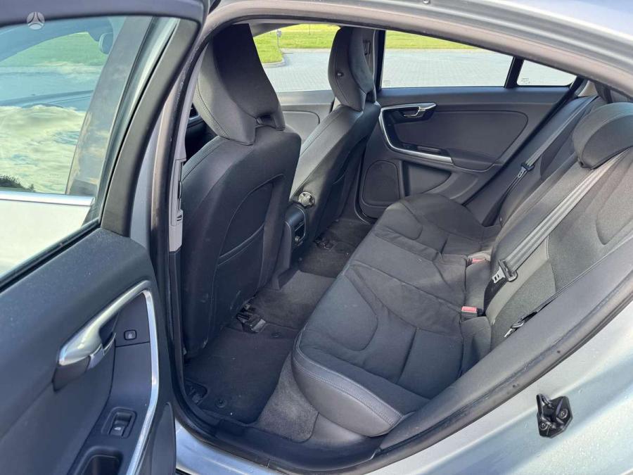 Pelēks Volvo V60 2011 Telšiai, ar dzinēja tilpumu 2.00 L un nobraukumu 257 tūkst. km par 3999 €, foto 14 vietnē AUTOMOTO.COM.LV