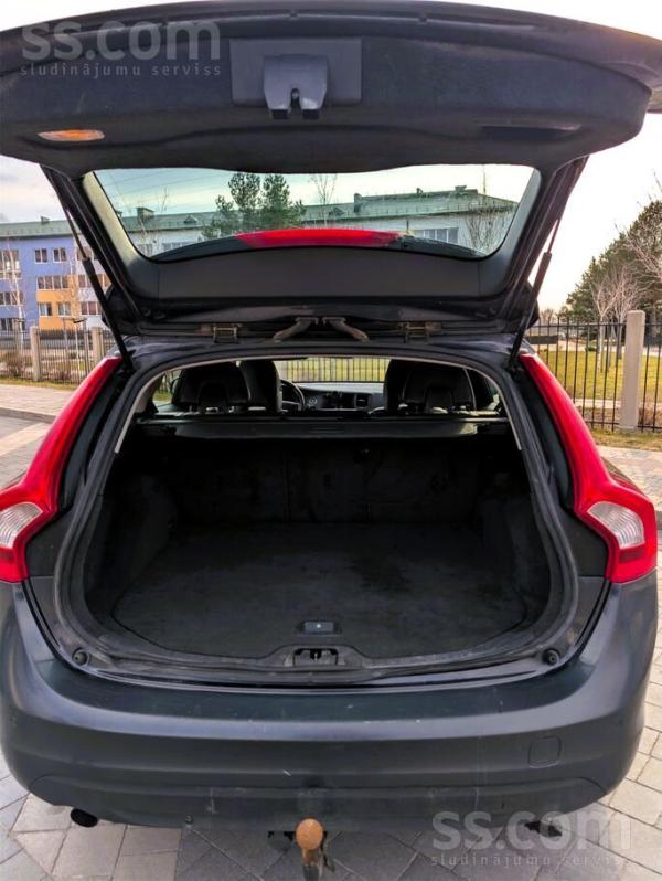 Volvo V60 2013 Rīga vietnē Pelēks Volvo V60 2013 Rīga, ar dzinēja tilpumu 1.60 L un nobraukumu 321 tūkst. km par 3700 €, foto 8 vietnē AUTOMOTO.COM.LV