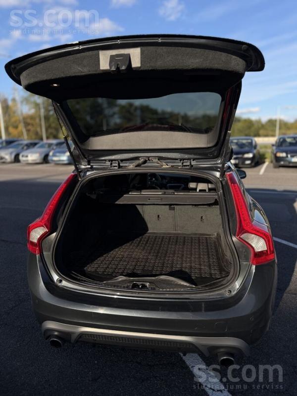 Pelēks Volvo V60 2013 Rīga, ar dzinēja tilpumu 2.00 L un nobraukumu 277 tūkst. km par 6850 €, foto 4 vietnē AUTOMOTO.COM.LV