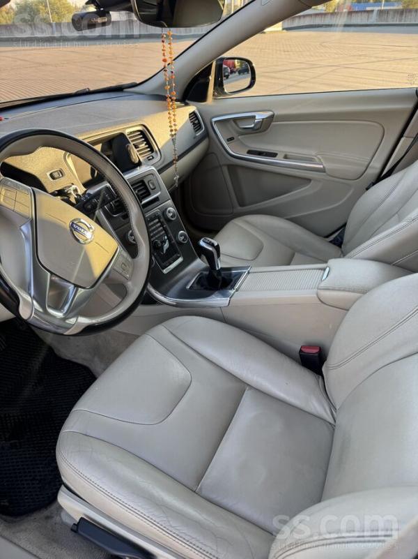 Grey Volvo V60 2016 in Riga, with an engine capacity of 2.00 L and mileage of 270 thousand km for 9000 €, photo 7 on AUTOMOTO.COM.LV
