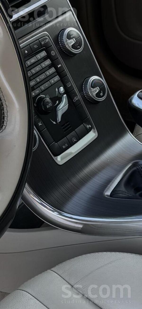 Grey Volvo V60 2016 in Riga, with an engine capacity of 2.00 L and mileage of 270 thousand km for 9000 €, photo 8 on AUTOMOTO.COM.LV