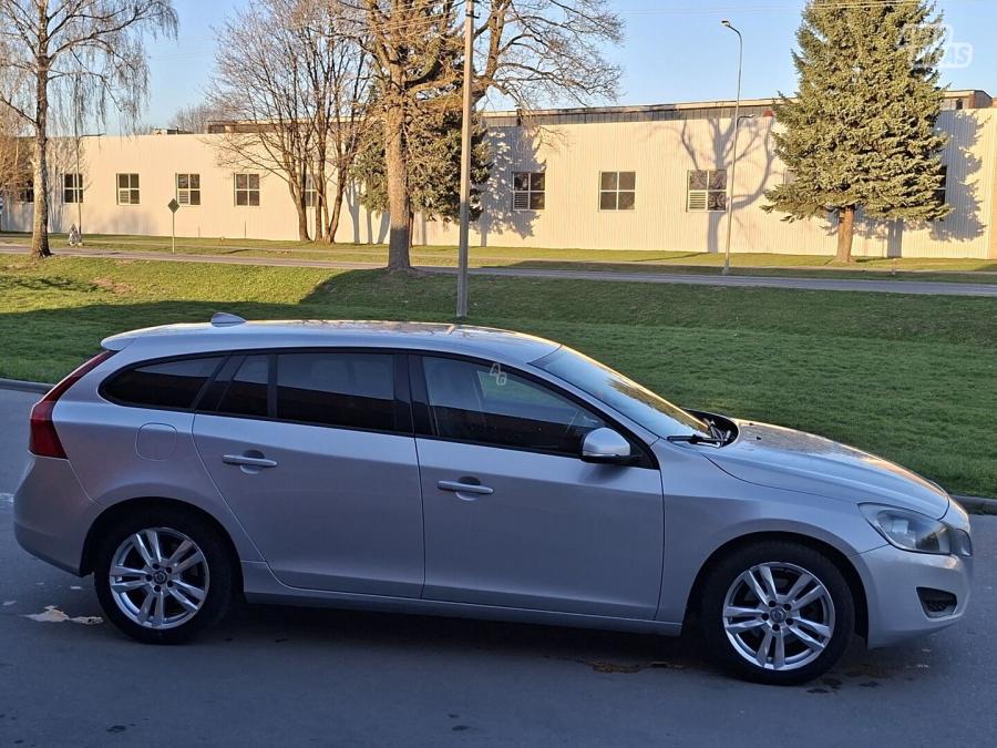 Grey Volvo V60 2010 in Silute, with an engine capacity of 2.00 L and mileage of 321 thousand km for 3999 €, photo 6 on AUTOMOTO.COM.LV