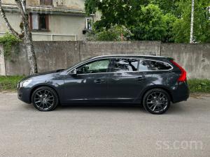 Grey Volvo V60 2010 in Riga, with an engine capacity of 2.00 L and mileage of 0 thousand km for 4199 €, photo 3 on AUTOMOTO.COM.LV