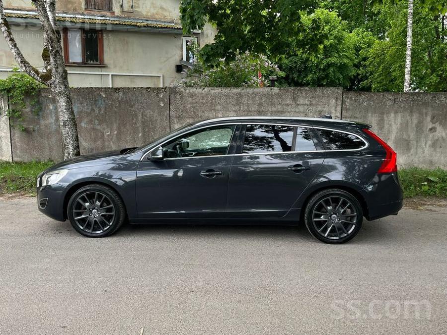 Grey Volvo V60 2010 in Riga, with an engine capacity of 2.00 L and mileage of 0 thousand km for 4199 €, photo 3 on AUTOMOTO.COM.LV