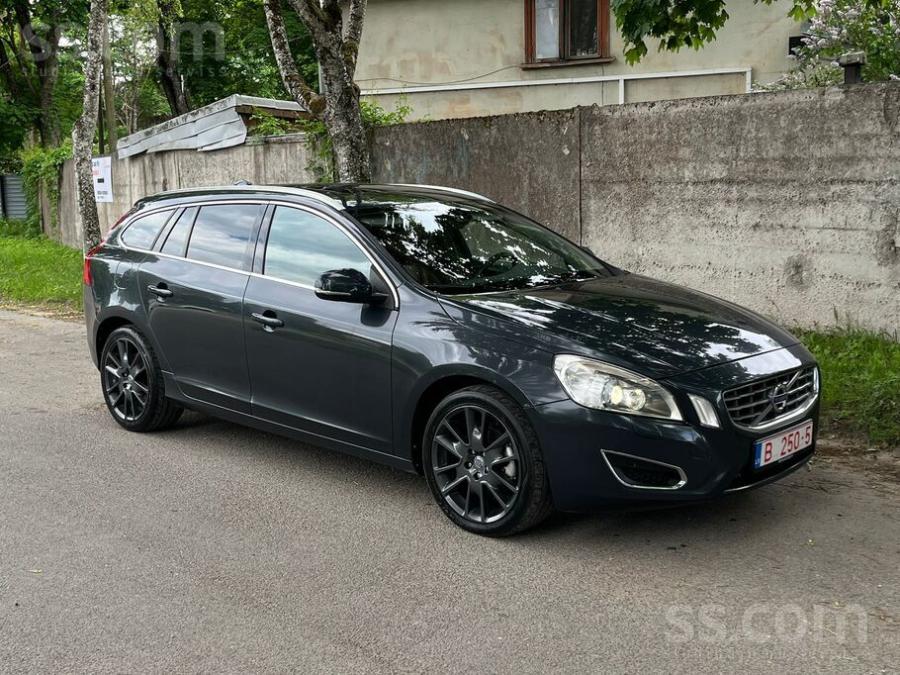 Grey Volvo V60 2010 in Riga, with an engine capacity of 2.00 L and mileage of 0 thousand km for 4199 €, photo 8 on AUTOMOTO.COM.LV