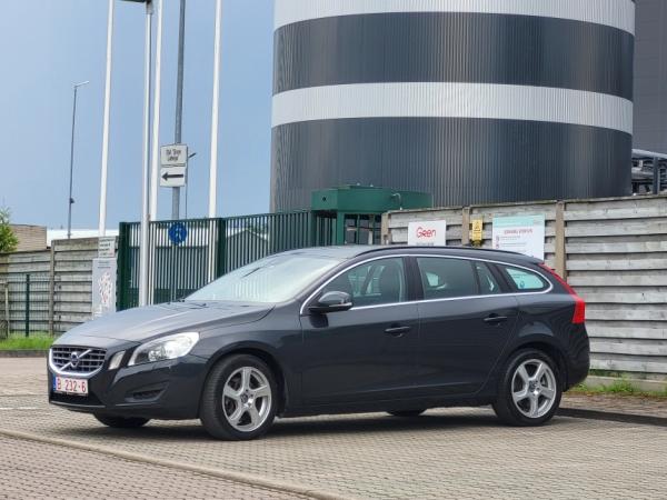 Grey Volvo V60 2010 in Riga, with an engine capacity of 2.00 L and mileage of 252 thousand km for 6490 €, photo 4 on AUTOMOTO.COM.LV