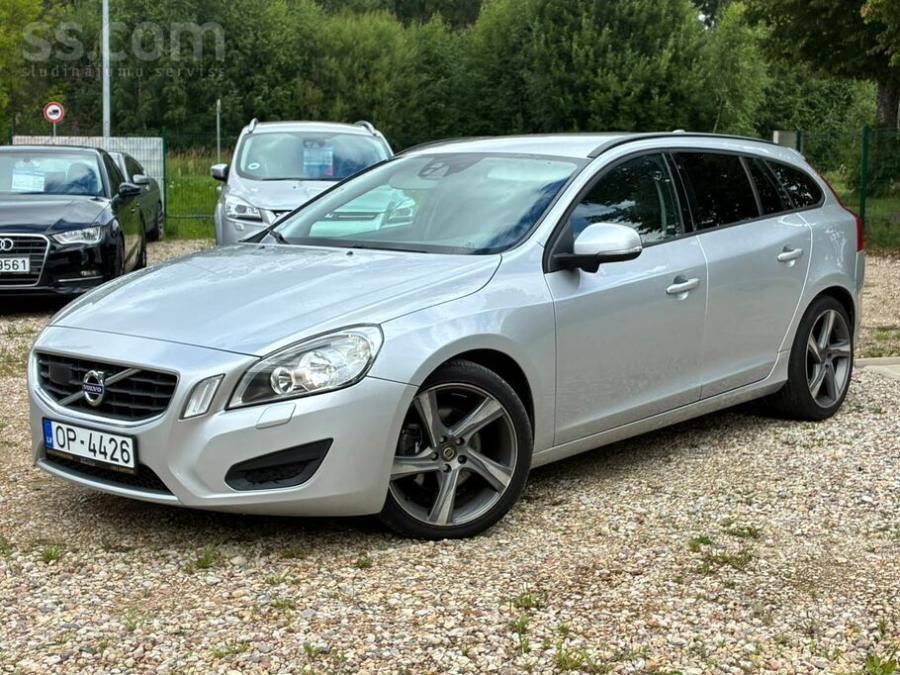 Grey Volvo V60 2010 in Kuldiga, with an engine capacity of 2.00 L and mileage of 302 thousand km for 6390 €, photo 3 on AUTOMOTO.COM.LV