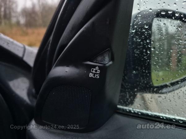 Pelēks Volvo V60 2011 Tallina, ar dzinēja tilpumu 2.40 L un nobraukumu 339 tūkst. km par 6999 €, foto 11 vietnē AUTOMOTO.COM.LV