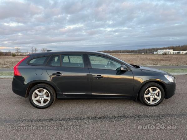 Pelēks Volvo V60 2011 Tallina, ar dzinēja tilpumu 2.40 L un nobraukumu 292 tūkst. km par 6490 €, foto 11 vietnē AUTOMOTO.COM.LV