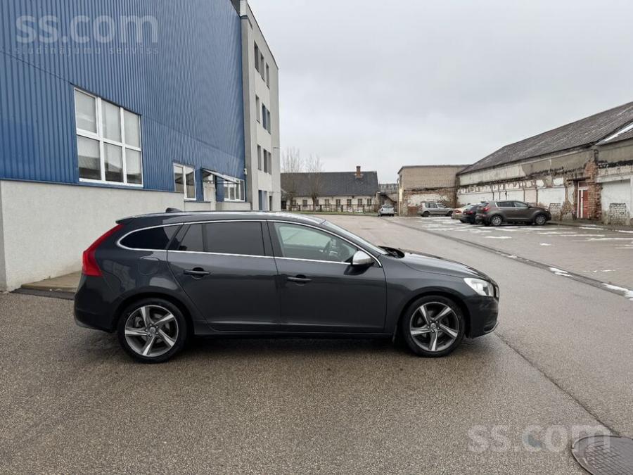 Grey Volvo V60 2011 in Rezekne, with an engine capacity of 2.00 L and mileage of 290 thousand km for 6500 €, photo 3 on AUTOMOTO.COM.LV