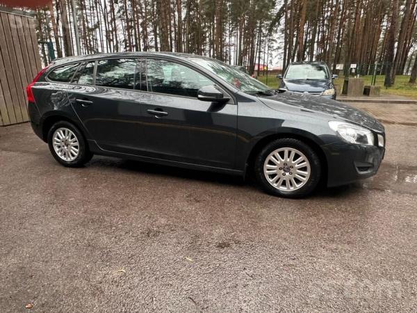 Pelēks Volvo V60 2011 Rīga, ar dzinēja tilpumu 2.00 L un nobraukumu 226 tūkst. km par 5290 €, foto 10 vietnē AUTOMOTO.COM.LV