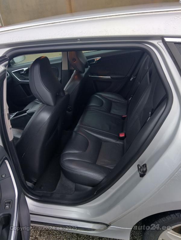 Pelēks Volvo V60 2011 Tallina, ar dzinēja tilpumu 2.40 L un nobraukumu 292 tūkst. km par 5000 €, foto 11 vietnē AUTOMOTO.COM.LV