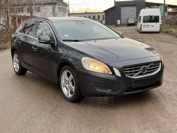 Pelēks Volvo V60 2011 Ukmergė, ar dzinēja tilpumu 1.98 L un nobraukumu 330 tūkst. km par 4999 €, foto 2 vietnē AUTOMOTO.COM.LV