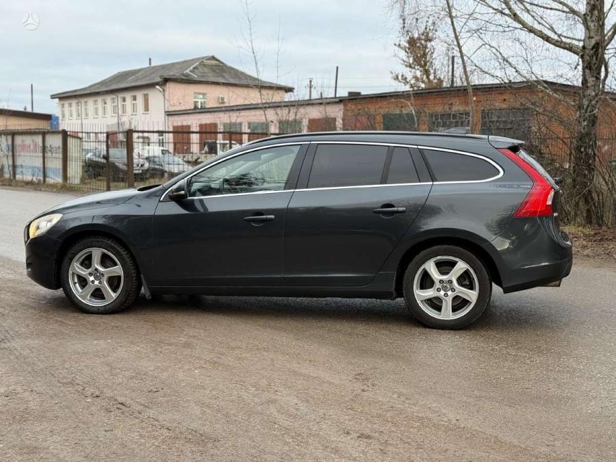 Grey Volvo V60 2011 in Ukmerge, with an engine capacity of 1.98 L and mileage of 330 thousand km for 4999 €, photo 5 on AUTOMOTO.COM.LV