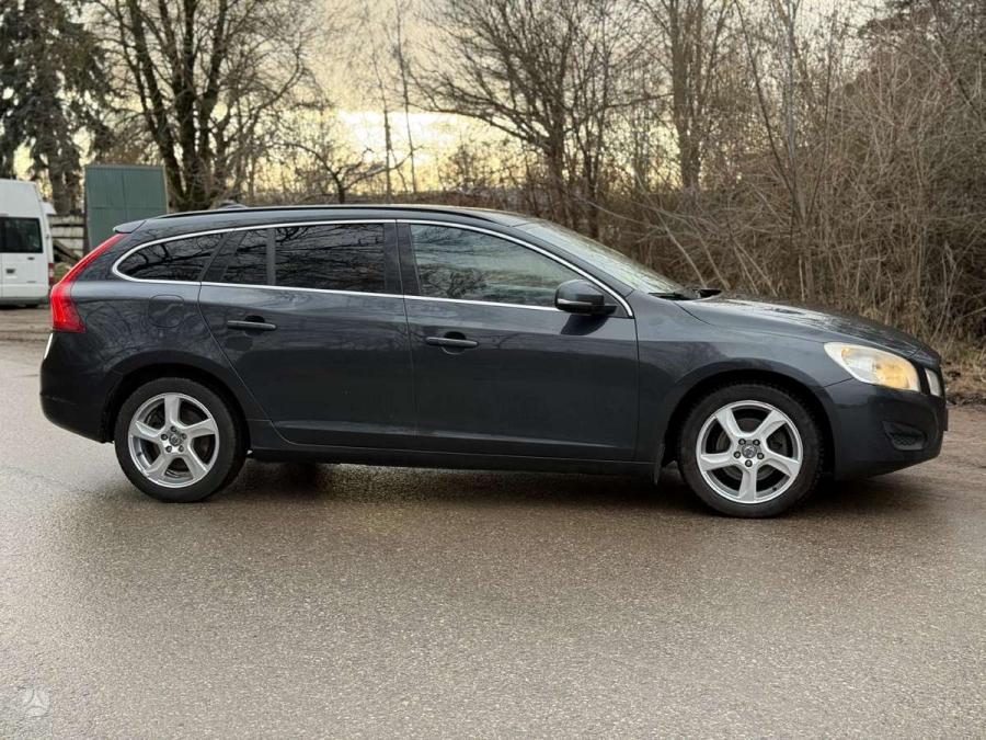 Grey Volvo V60 2011 in Ukmerge, with an engine capacity of 1.98 L and mileage of 330 thousand km for 4999 €, photo 6 on AUTOMOTO.COM.LV