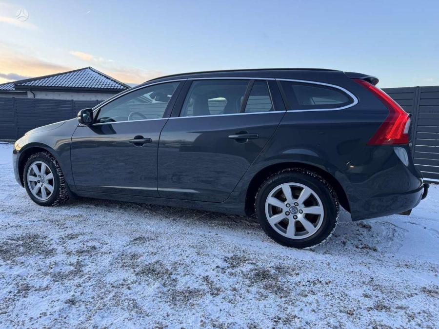 Pelēks Volvo V60 2011 Alīta, ar dzinēja tilpumu 1.98 L un nobraukumu 272 tūkst. km par 4450 €, foto 4 vietnē AUTOMOTO.COM.LV
