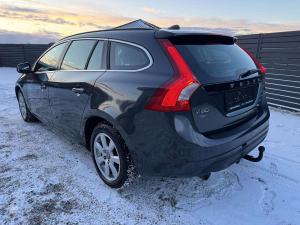 Pelēks Volvo V60 2011 Alīta, ar dzinēja tilpumu 1.98 L un nobraukumu 272 tūkst. km par 4450 €, foto 5 vietnē AUTOMOTO.COM.LV