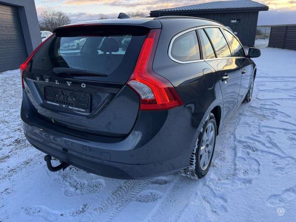 Pelēks Volvo V60 2011 Alīta, ar dzinēja tilpumu 1.98 L un nobraukumu 272 tūkst. km par 4450 €, foto 7 vietnē AUTOMOTO.COM.LV