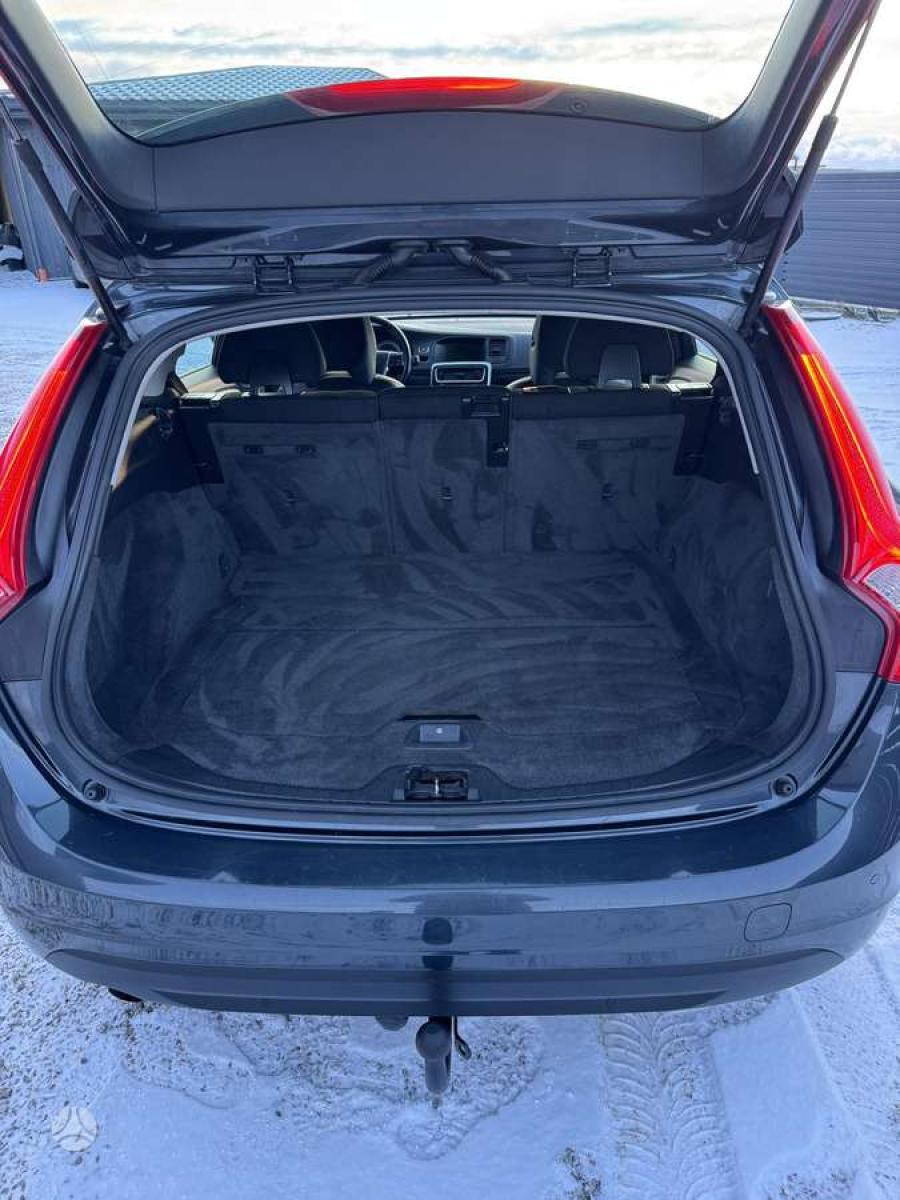 Pelēks Volvo V60 2011 Alīta, ar dzinēja tilpumu 1.98 L un nobraukumu 272 tūkst. km par 4450 €, foto 13 vietnē AUTOMOTO.COM.LV