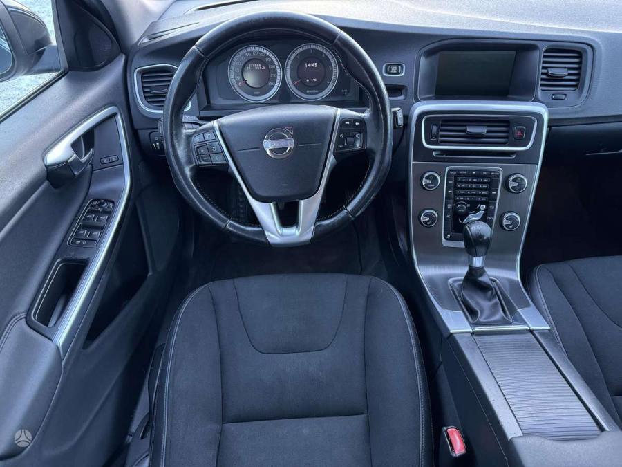 Pelēks Volvo V60 2011 Alīta, ar dzinēja tilpumu 1.98 L un nobraukumu 272 tūkst. km par 4450 €, foto 16 vietnē AUTOMOTO.COM.LV