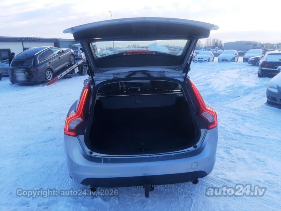 Grey Volvo V60 2011 in Tartu, with an engine capacity of 2.40 L and mileage of 252 thousand km for 7990 €, photo 5 on AUTOMOTO.COM.LV