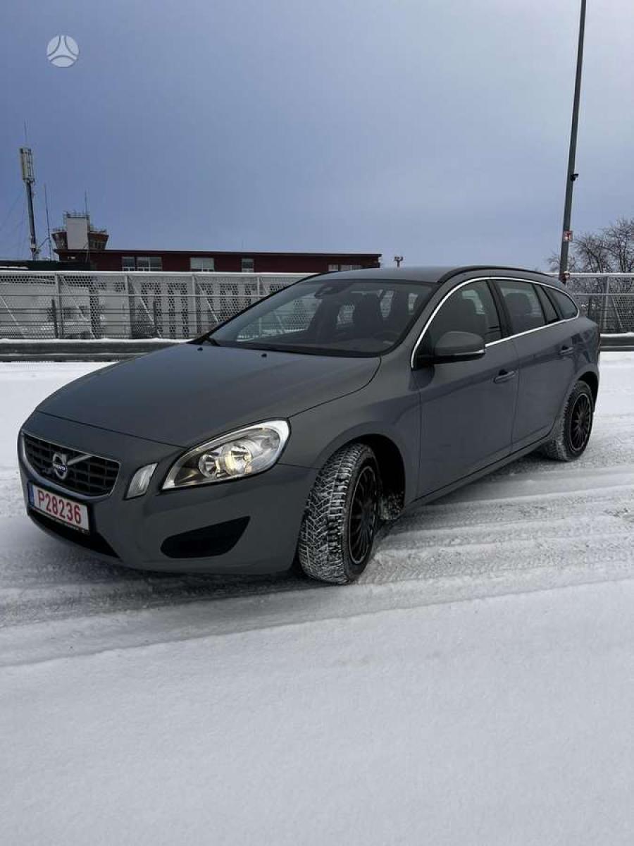 Grey Volvo V60 2011 in Vilnius, with an engine capacity of 1.98 L and mileage of 247 thousand km for 3000 €, photo 1 on AUTOMOTO.COM.LV