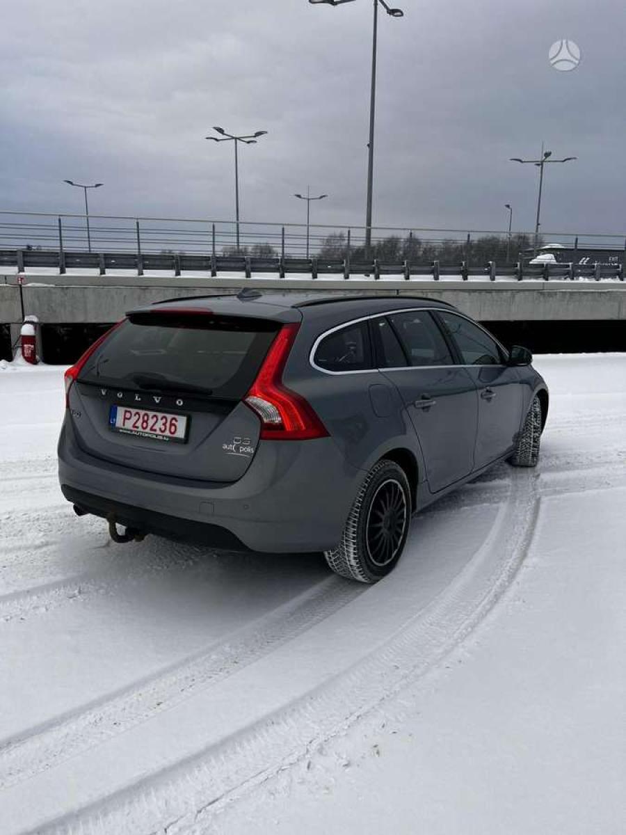Grey Volvo V60 2011 in Vilnius, with an engine capacity of 1.98 L and mileage of 247 thousand km for 3000 €, photo 4 on AUTOMOTO.COM.LV