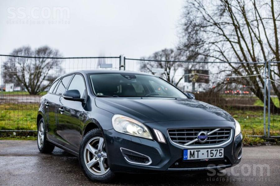 Grey Volvo V60 2011 in Riga, with an engine capacity of 2.00 L and mileage of 303 thousand km for 7490 €, photo 2 on AUTOMOTO.COM.LV