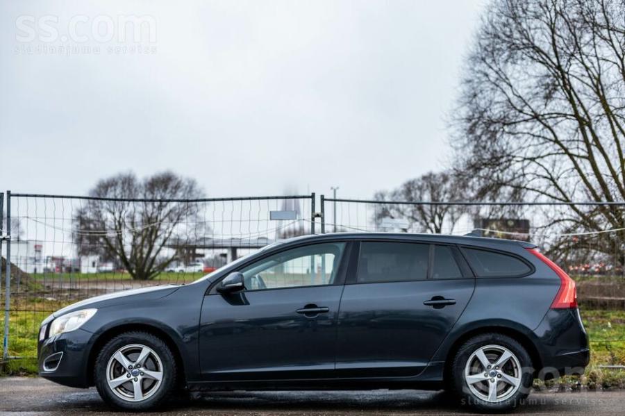 Grey Volvo V60 2011 in Riga, with an engine capacity of 2.00 L and mileage of 303 thousand km for 7490 €, photo 4 on AUTOMOTO.COM.LV
