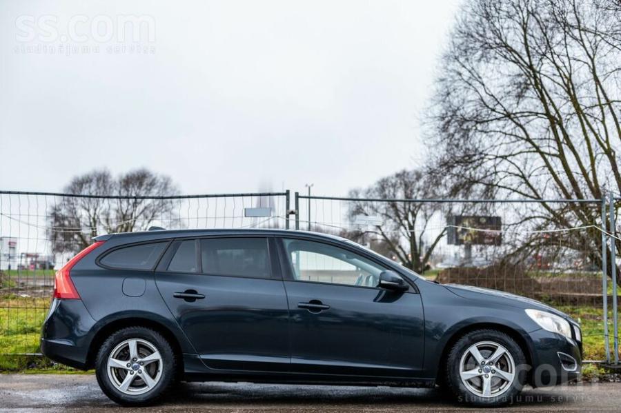 Grey Volvo V60 2011 in Riga, with an engine capacity of 2.00 L and mileage of 303 thousand km for 7490 €, photo 5 on AUTOMOTO.COM.LV