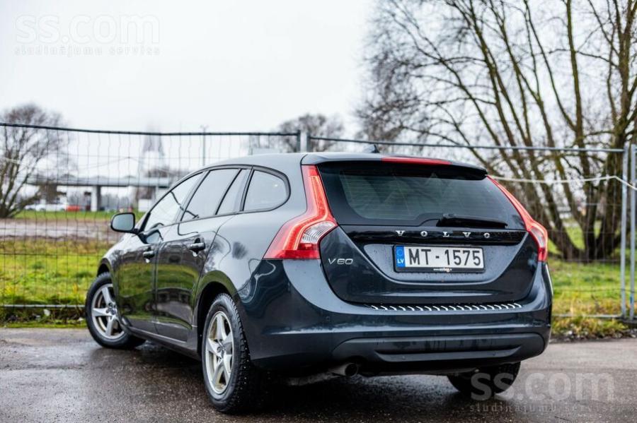 Grey Volvo V60 2011 in Riga, with an engine capacity of 2.00 L and mileage of 303 thousand km for 7490 €, photo 7 on AUTOMOTO.COM.LV