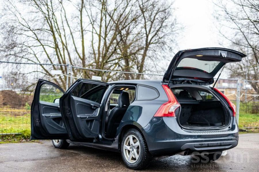 Grey Volvo V60 2011 in Riga, with an engine capacity of 2.00 L and mileage of 303 thousand km for 7490 €, photo 9 on AUTOMOTO.COM.LV