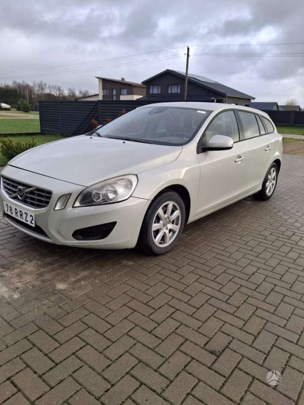 Grey Volvo V60 2011 in Raseiniai, with an engine capacity of 1.98 L and mileage of 309 thousand km for 4350 €, photo 1 on AUTOMOTO.COM.LV