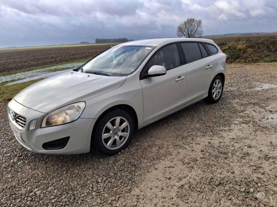 Pelēks Volvo V60 2011 Raseiniai, ar dzinēja tilpumu 1.98 L un nobraukumu 309 tūkst. km par 4350 €, foto 4 vietnē AUTOMOTO.COM.LV