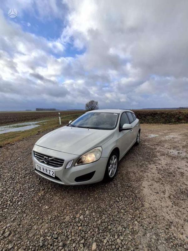 Grey Volvo V60 2011 in Raseiniai, with an engine capacity of 1.98 L and mileage of 309 thousand km for 4350 €, photo 9 on AUTOMOTO.COM.LV