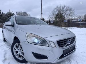 Pelēks Volvo V60 2011 Alīta, ar dzinēja tilpumu 2.40 L un nobraukumu 271 tūkst. km par 5500 €, foto  vietnē AUTOMOTO.COM.LV