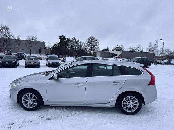 Pelēks Volvo V60 2011 Alīta, ar dzinēja tilpumu 2.40 L un nobraukumu 271 tūkst. km par 5500 €, foto 8 vietnē AUTOMOTO.COM.LV