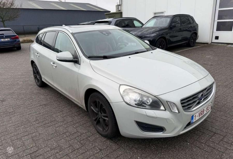 Grey Volvo V60 2011 in Vilnius, with an engine capacity of 1.98 L and mileage of 273 thousand km for 6190 €, photo 2 on AUTOMOTO.COM.LV