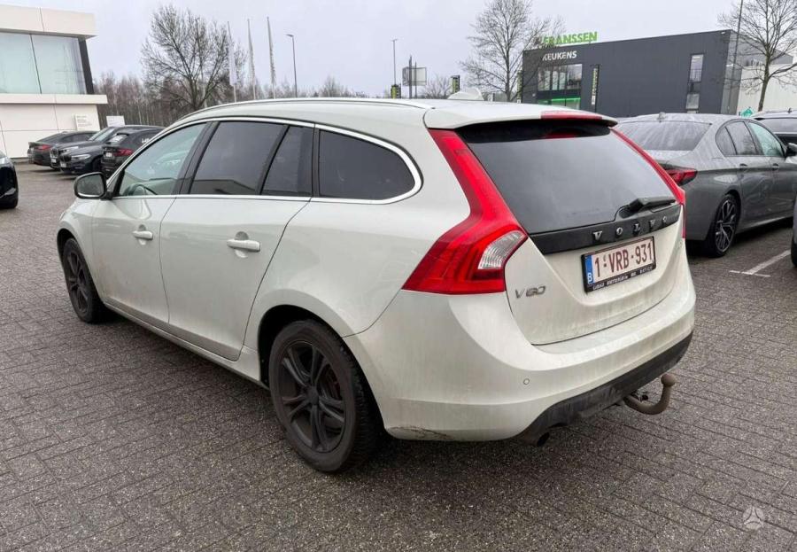 Grey Volvo V60 2011 in Vilnius, with an engine capacity of 1.98 L and mileage of 273 thousand km for 6190 €, photo 3 on AUTOMOTO.COM.LV