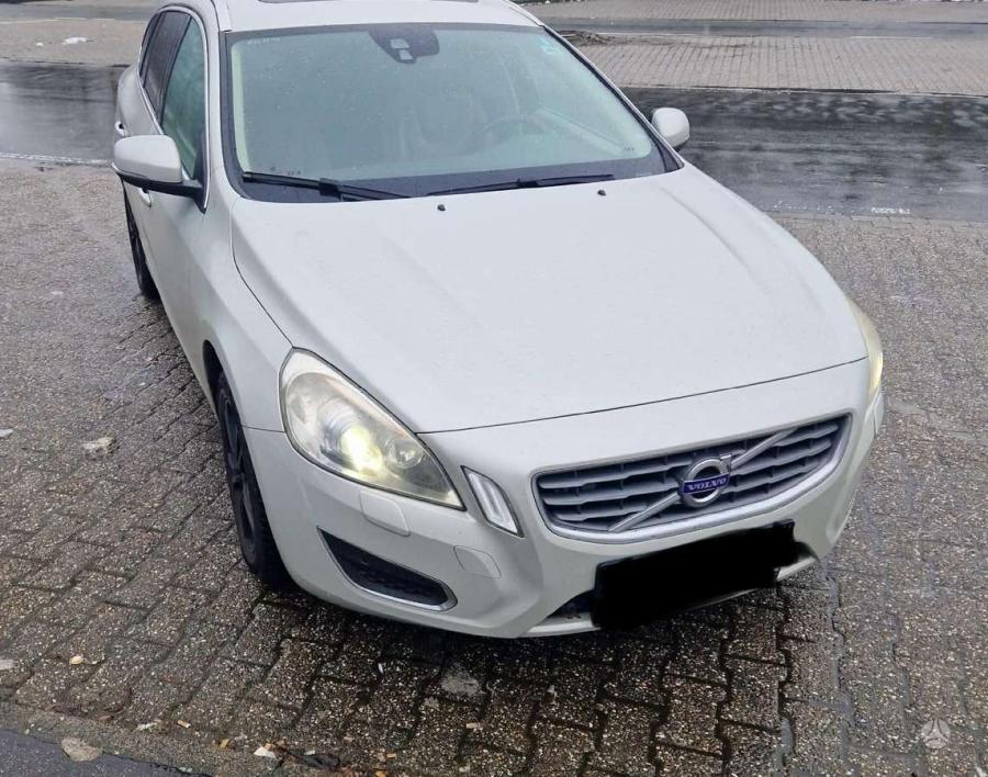 Grey Volvo V60 2011 in Vilnius, with an engine capacity of 1.98 L and mileage of 273 thousand km for 6190 €, photo 6 on AUTOMOTO.COM.LV