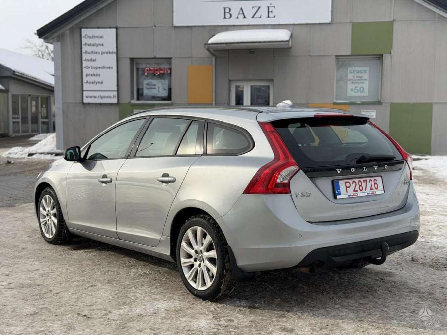 Grey Volvo V60 2011 in Mazeikiai, with an engine capacity of 1.98 L and mileage of 309 thousand km for 5499 €, photo 4 on AUTOMOTO.COM.LV