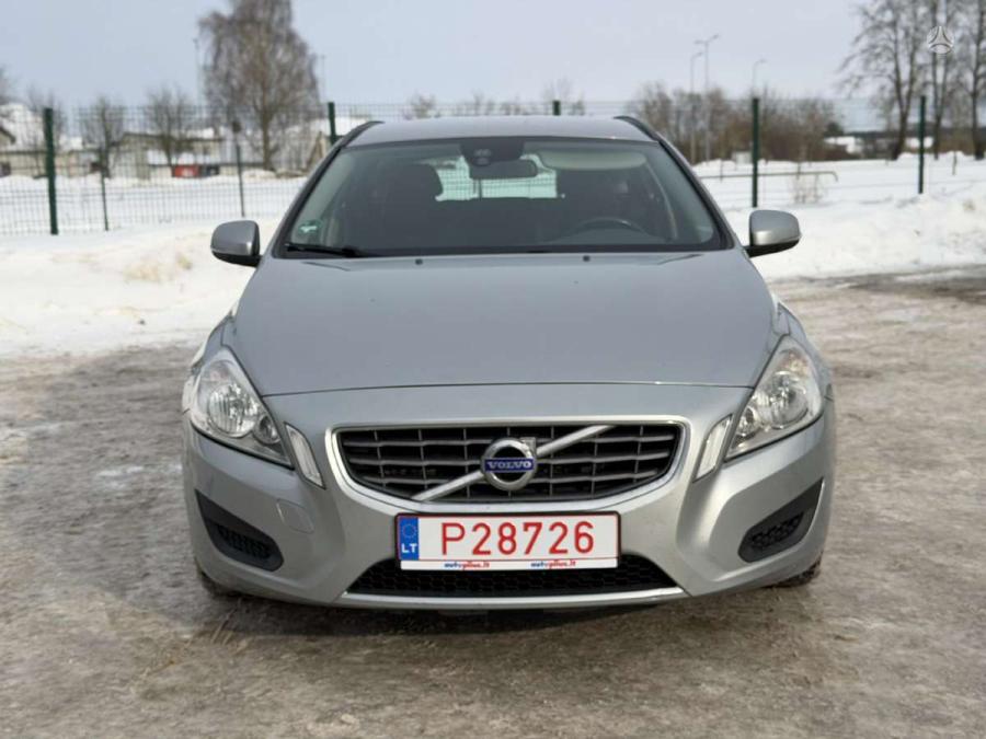 Grey Volvo V60 2011 in Mazeikiai, with an engine capacity of 1.98 L and mileage of 309 thousand km for 5499 €, photo 6 on AUTOMOTO.COM.LV