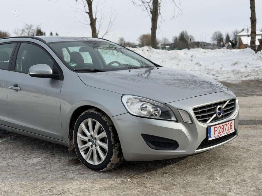Grey Volvo V60 2011 in Mazeikiai, with an engine capacity of 1.98 L and mileage of 309 thousand km for 5499 €, photo 7 on AUTOMOTO.COM.LV
