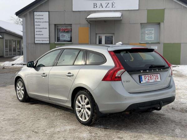Pelēks Volvo V60 2011 Mažeikiai, ar dzinēja tilpumu 1.98 L un nobraukumu 309 tūkst. km par 5499 €, foto 4 vietnē AUTOMOTO.COM.LV