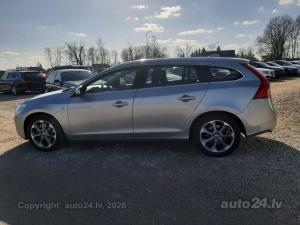 Pelēks Volvo V60 2011 Tartu, ar dzinēja tilpumu 2.40 L un nobraukumu 252 tūkst. km par 7500 €, foto 2 vietnē AUTOMOTO.COM.LV